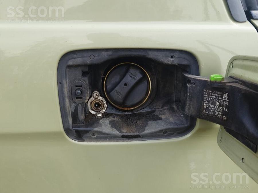 Green BMW 318 2008 in Limbazi, with an engine capacity of 2.50 L and mileage of 318 thousand km for 6000 €, photo 10 on AUTOMOTO.COM.LV