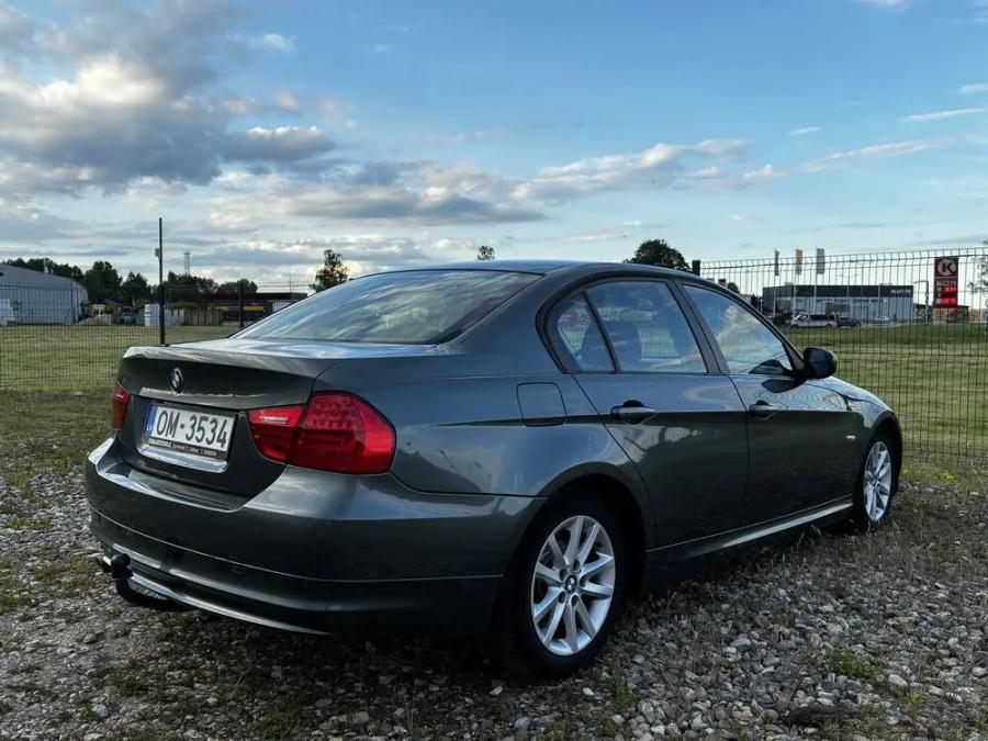 Zaļš BMW 318 2009 Saldus, ar dzinēja tilpumu 2.00 L un nobraukumu 301 tūkst. km par 5500 €, foto 3 vietnē AUTOMOTO.COM.LV