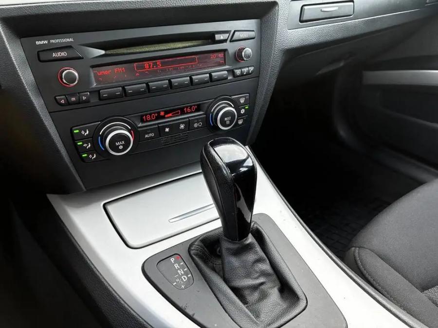 Zaļš BMW 318 2009 Saldus, ar dzinēja tilpumu 2.00 L un nobraukumu 301 tūkst. km par 5500 €, foto 14 vietnē AUTOMOTO.COM.LV