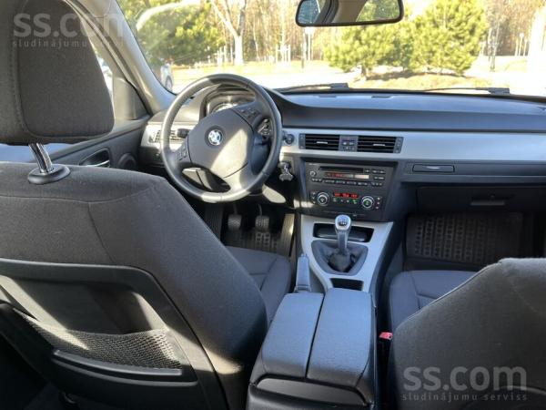 Green BMW 318 2011 in Jurmala, with an engine capacity of 2.00 L and mileage of 274 thousand km for 3850 €, photo 4 on AUTOMOTO.COM.LV