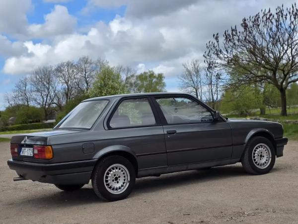 Pelēks BMW 318 1989 Grobiņa, ar dzinēja tilpumu 1.80 L un nobraukumu 221 tūkst. km par 7800 €, foto 5 vietnē AUTOMOTO.COM.LV