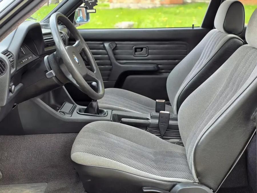 Серый БМВ 318 1989 в Гробиня, объемом двигателя 1.80 л и пробегом 221 тыс. км за 7800 €, фото 13 на AUTOMOTO.COM.LV