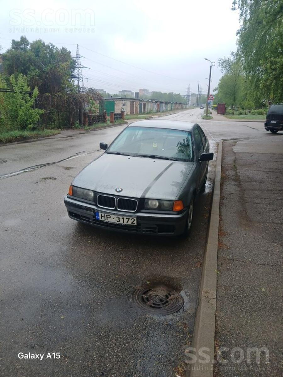 Pelēks BMW 318 1993 Daugavpils, ar dzinēja tilpumu 1.80 L un nobraukumu 438 tūkst. km par 2300 €, foto 1 vietnē AUTOMOTO.COM.LV