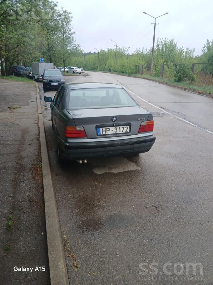 Pelēks BMW 318 1993 Daugavpils, ar dzinēja tilpumu 1.80 L un nobraukumu 438 tūkst. km par 2300 €, foto 3 vietnē AUTOMOTO.COM.LV