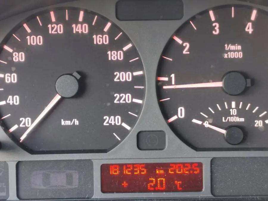 Pelēks BMW 318 2004 Kuldīga, ar dzinēja tilpumu 2.00 L un nobraukumu 181 tūkst. km par 2500 €, foto 10 vietnē AUTOMOTO.COM.LV
