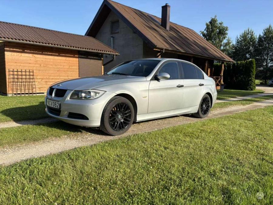 Grey BMW 318 2005 in Kretinga, with an engine capacity of 2.00 L and mileage of 250 thousand km for 2500 €, photo 4 on AUTOMOTO.COM.LV
