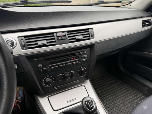 Grey BMW 318 2006 in Kaunas, with an engine capacity of 1.99 L and mileage of 210 thousand km for 2950 €, photo 6 on AUTOMOTO.COM.LV