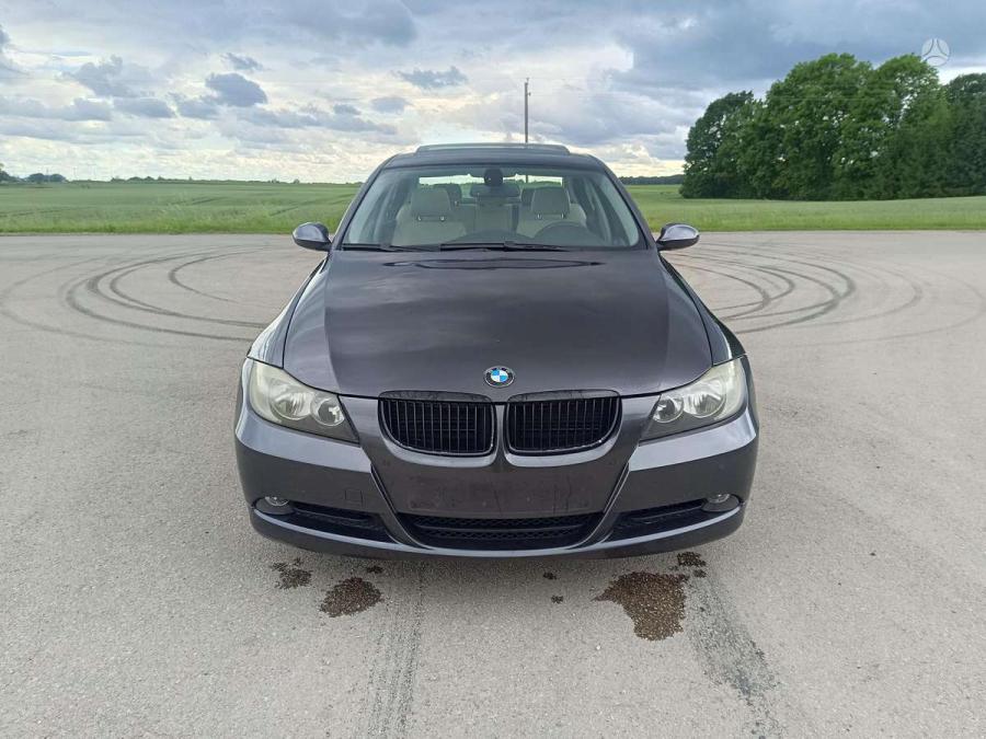 Grey BMW 318 2008 in Kaunas, with an engine capacity of 2.00 L and mileage of 285 thousand km for 2750 €, photo 3 on AUTOMOTO.COM.LV