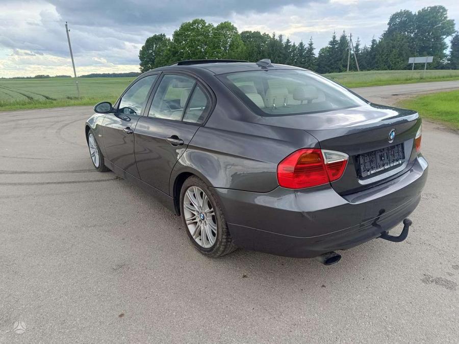 Grey BMW 318 2008 in Kaunas, with an engine capacity of 2.00 L and mileage of 285 thousand km for 2750 €, photo 7 on AUTOMOTO.COM.LV