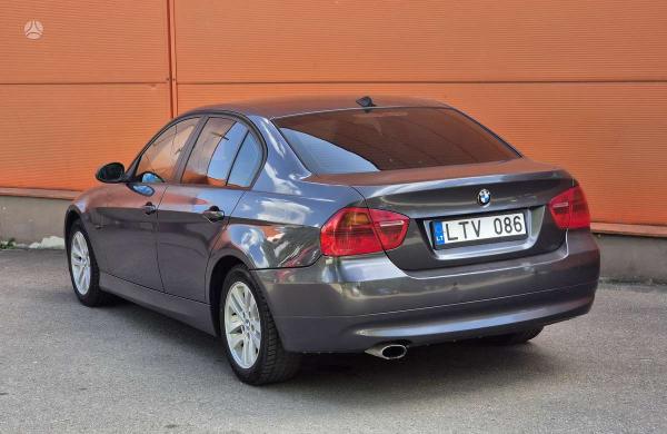 Grey BMW 318 2008 in Kupiskis, with an engine capacity of 2.00 L and mileage of 319 thousand km for 2750 €, photo 5 on AUTOMOTO.COM.LV