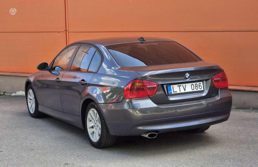Grey BMW 318 2008 in Kupiskis, with an engine capacity of 2.00 L and mileage of 319 thousand km for 2750 €, photo 6 on AUTOMOTO.COM.LV
