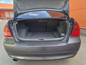 Grey BMW 318 2008 in Kupiskis, with an engine capacity of 2.00 L and mileage of 319 thousand km for 2750 €, photo 11 on AUTOMOTO.COM.LV
