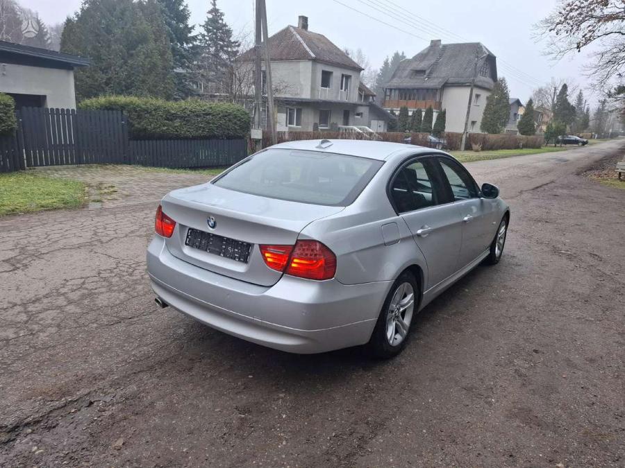 Grey BMW 318 2009 in Kaunas, with an engine capacity of 2.00 L and mileage of 274 thousand km for 4750 €, photo 4 on AUTOMOTO.COM.LV