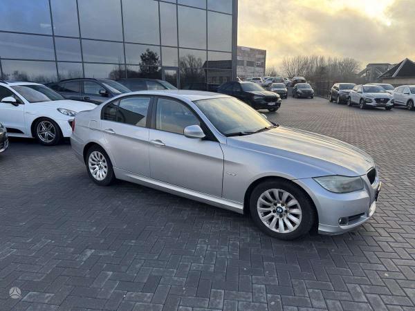 Grey BMW 318 2009 in Telschi, with an engine capacity of 2.00 L and mileage of 234 thousand km for 2999 €, photo 9 on AUTOMOTO.COM.LV
