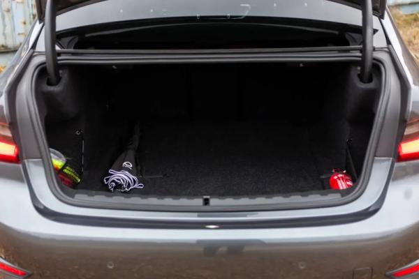 Pelēks BMW 318 2019 Rīga, ar dzinēja tilpumu 2.00 L un nobraukumu 184 tūkst. km par 20995 €, foto 10 vietnē AUTOMOTO.COM.LV