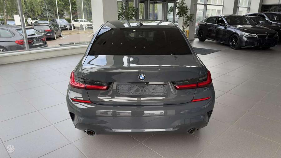 Grey BMW 318 2022 in Marijampole, with an engine capacity of 2.00 L and mileage of 218 thousand km for 23999 €, photo 5 on AUTOMOTO.COM.LV