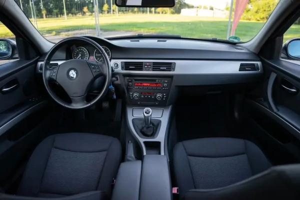 Grey BMW 318 2007 in Liepaja, with an engine capacity of 2.00 L and mileage of 277 thousand km for 4100 €, photo 7 on AUTOMOTO.COM.LV