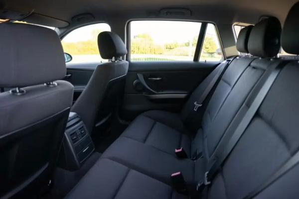 Grey BMW 318 2007 in Liepaja, with an engine capacity of 2.00 L and mileage of 277 thousand km for 4100 €, photo 9 on AUTOMOTO.COM.LV