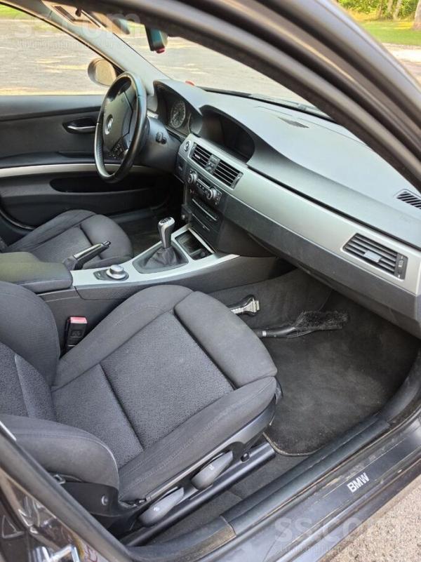 BMW 318 2008 in Riga on AUTOMOTO.COM.LV Grey BMW 318 2008 in Riga, with an engine capacity of 2.00 L and mileage of 304 thousand km for 2300 €, photo 4 on AUTOMOTO.COM.LV