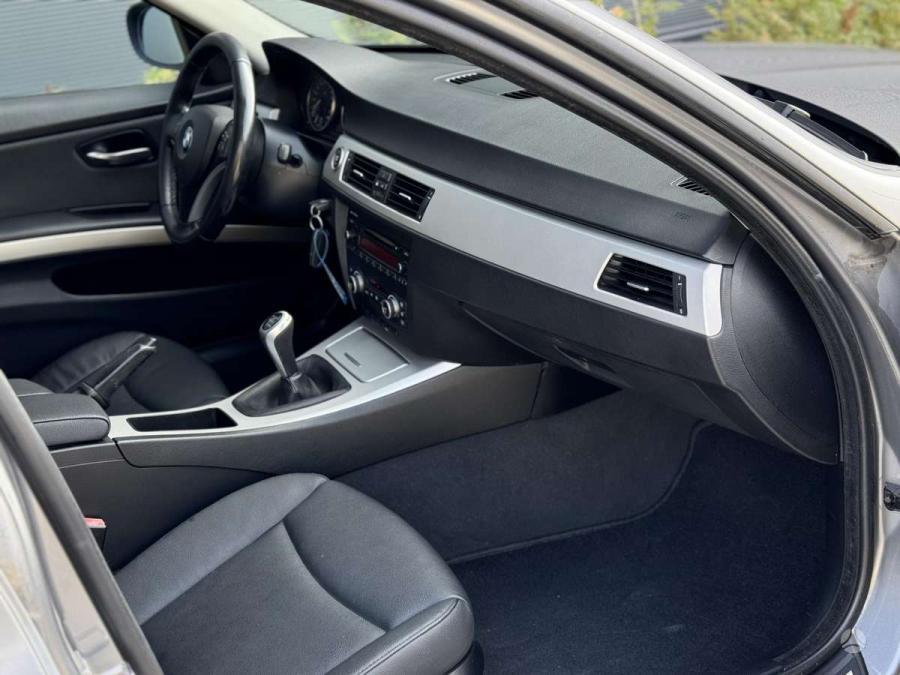 Grey BMW 318 2009 in Vilnius, with an engine capacity of 2.00 L and mileage of 370 thousand km for 2800 €, photo 11 on AUTOMOTO.COM.LV