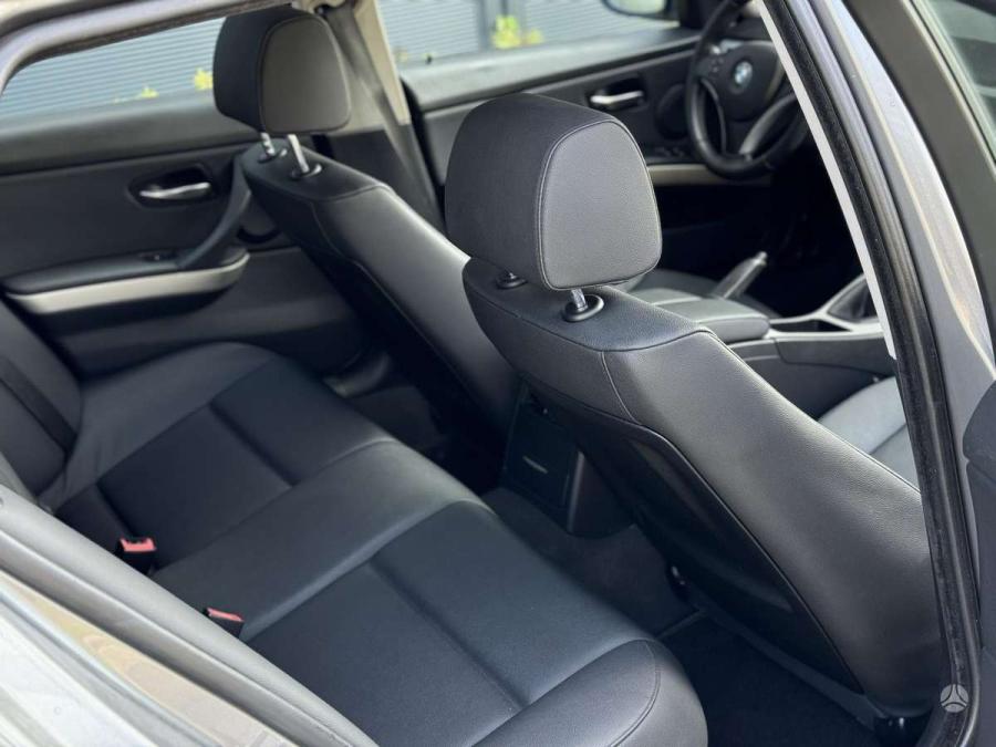Grey BMW 318 2009 in Vilnius, with an engine capacity of 2.00 L and mileage of 370 thousand km for 2800 €, photo 13 on AUTOMOTO.COM.LV