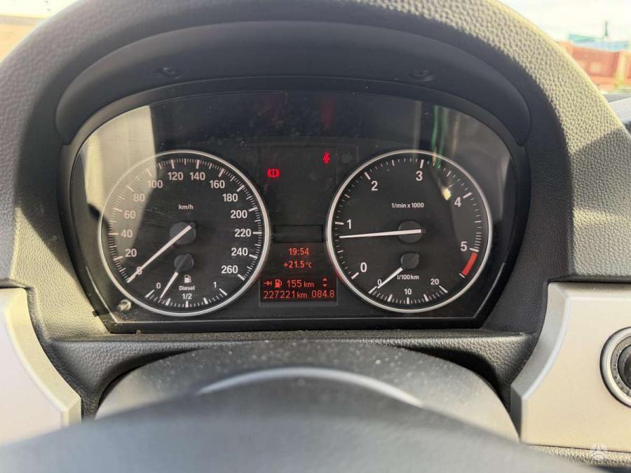 Grey BMW 318 2009 in Klaipeda, with an engine capacity of 2.00 L and mileage of 227 thousand km for 3500 €, photo 12 on AUTOMOTO.COM.LV