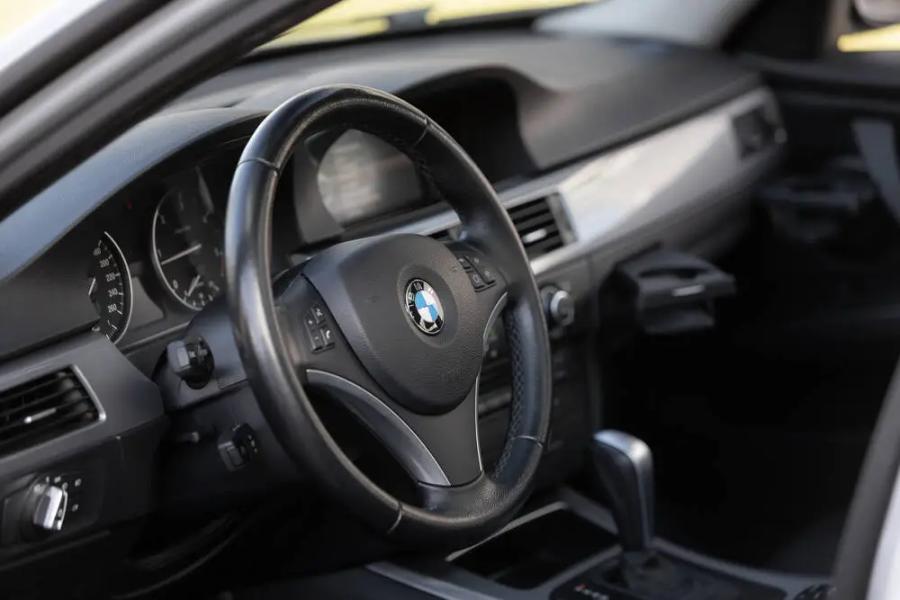 Grey BMW 318 2010 in Jelgava, with an engine capacity of 2.00 L and mileage of 281 thousand km for 5500 €, photo 15 on AUTOMOTO.COM.LV