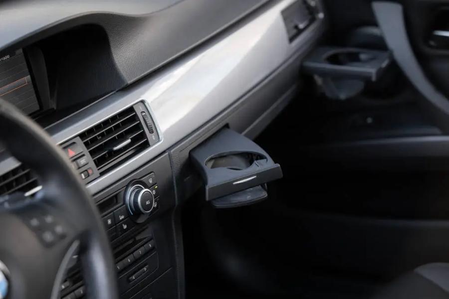 Grey BMW 318 2010 in Jelgava, with an engine capacity of 2.00 L and mileage of 281 thousand km for 5500 €, photo 16 on AUTOMOTO.COM.LV