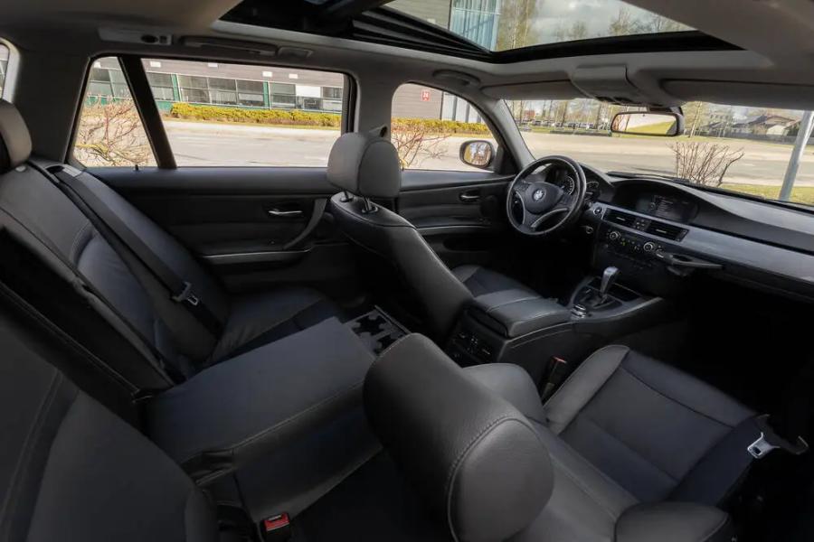 Grey BMW 318 2010 in Jelgava, with an engine capacity of 2.00 L and mileage of 281 thousand km for 5500 €, photo 25 on AUTOMOTO.COM.LV