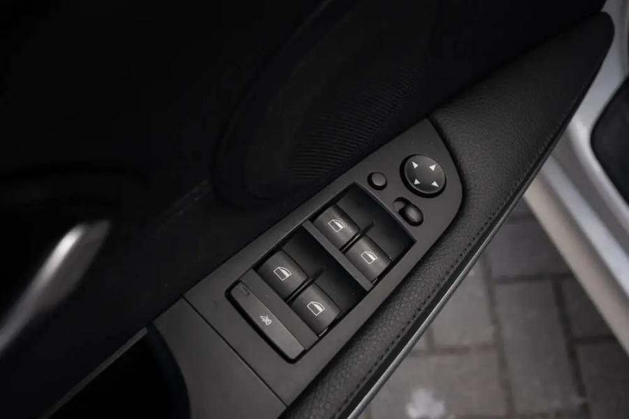 Grey BMW 318 2010 in Jelgava, with an engine capacity of 2.00 L and mileage of 281 thousand km for 5500 €, photo 27 on AUTOMOTO.COM.LV