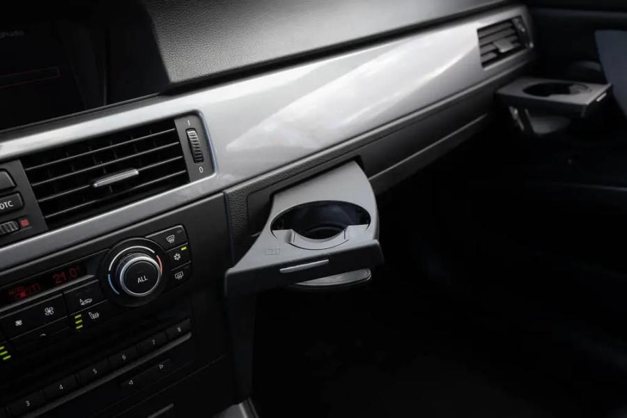 Grey BMW 318 2010 in Jelgava, with an engine capacity of 2.00 L and mileage of 281 thousand km for 5500 €, photo 29 on AUTOMOTO.COM.LV