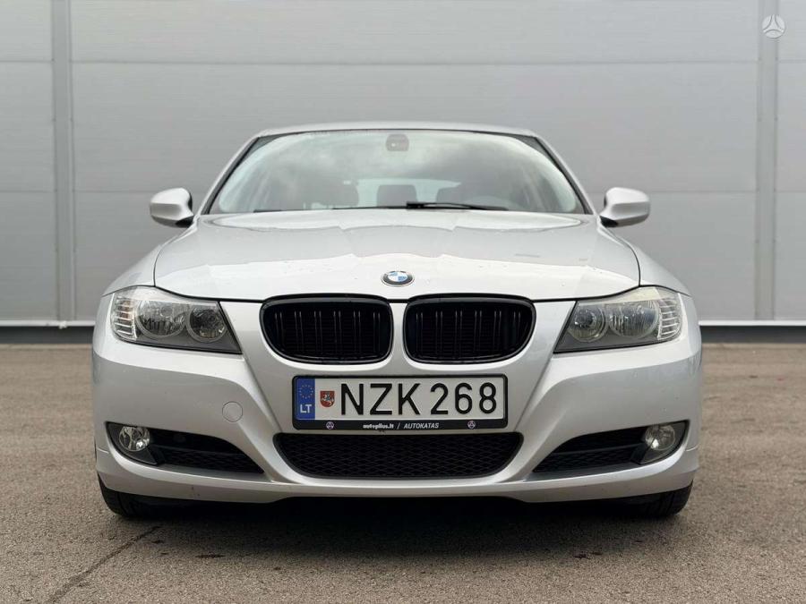 Grey BMW 318 2010 in Utena, with an engine capacity of 2.00 L and mileage of 286 thousand km for 3990 €, photo 1 on AUTOMOTO.COM.LV