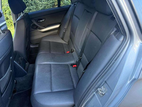 Grey BMW 318 2011 in Jonava, with an engine capacity of 2.00 L and mileage of 304 thousand km for 4200 €, photo 10 on AUTOMOTO.COM.LV