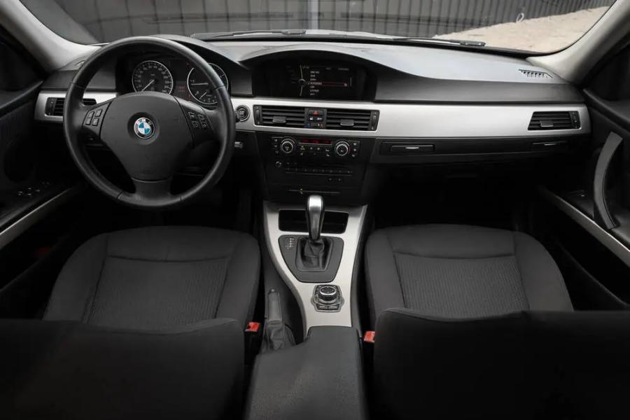 Grey BMW 318 2012 in Jelgava, with an engine capacity of 2.00 L and mileage of 277 thousand km for 3900 €, photo 9 on AUTOMOTO.COM.LV
