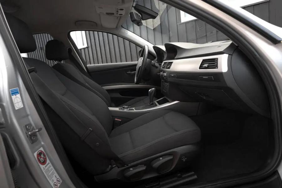 Grey BMW 318 2012 in Jelgava, with an engine capacity of 2.00 L and mileage of 277 thousand km for 3900 €, photo 10 on AUTOMOTO.COM.LV