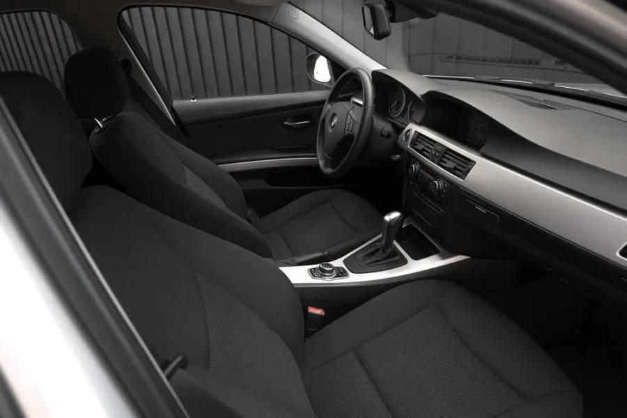 Grey BMW 318 2012 in Jelgava, with an engine capacity of 2.00 L and mileage of 277 thousand km for 3900 €, photo 11 on AUTOMOTO.COM.LV