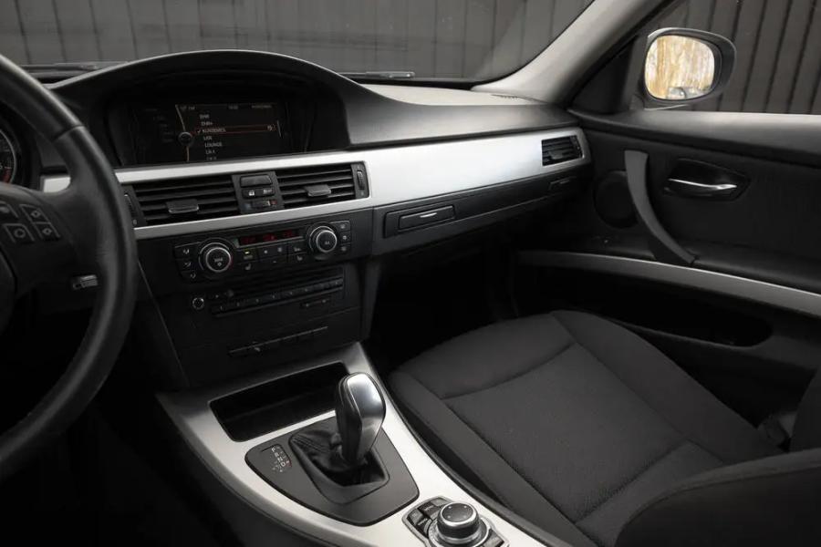 Grey BMW 318 2012 in Jelgava, with an engine capacity of 2.00 L and mileage of 277 thousand km for 3900 €, photo 14 on AUTOMOTO.COM.LV