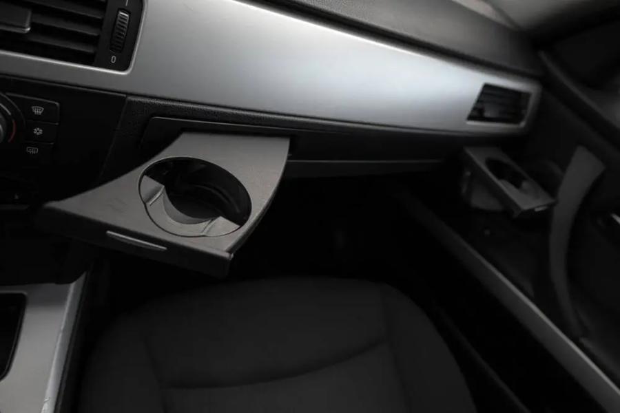 Grey BMW 318 2012 in Jelgava, with an engine capacity of 2.00 L and mileage of 277 thousand km for 3900 €, photo 15 on AUTOMOTO.COM.LV