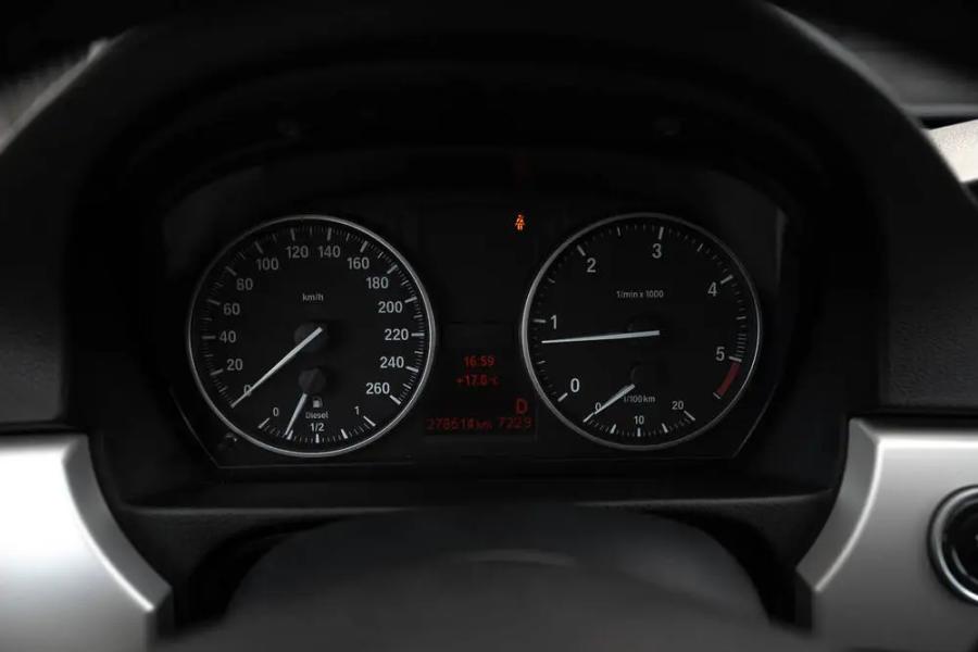 Grey BMW 318 2012 in Jelgava, with an engine capacity of 2.00 L and mileage of 277 thousand km for 3900 €, photo 17 on AUTOMOTO.COM.LV