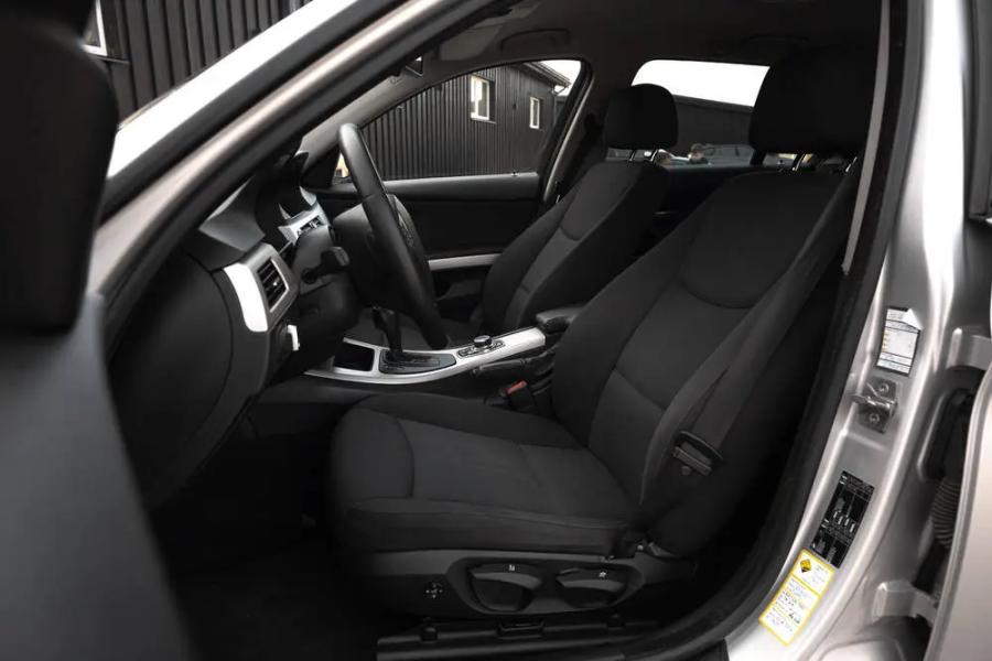 Grey BMW 318 2012 in Jelgava, with an engine capacity of 2.00 L and mileage of 277 thousand km for 3900 €, photo 19 on AUTOMOTO.COM.LV