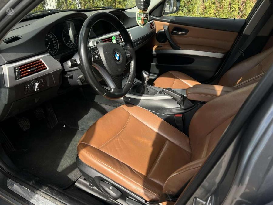 Grey BMW 318 2012 in Kaunas, with an engine capacity of 2.00 L and mileage of 306 thousand km for 3300 €, photo 19 on AUTOMOTO.COM.LV
