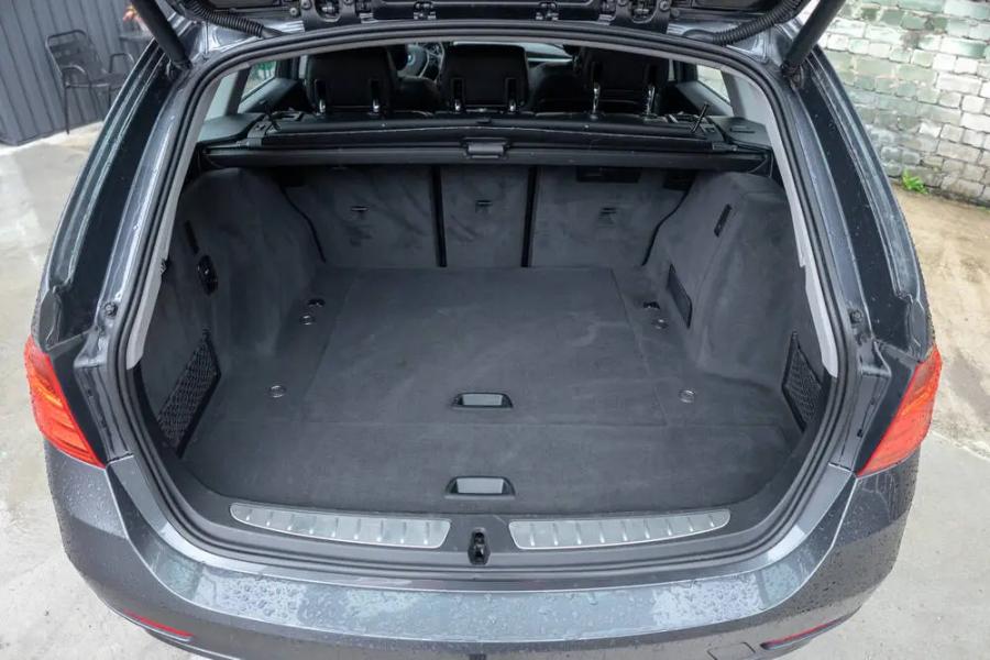 Grey BMW 318 2015 in Liepaja, with an engine capacity of 2.00 L and mileage of 281 thousand km for 9950 €, photo 12 on AUTOMOTO.COM.LV