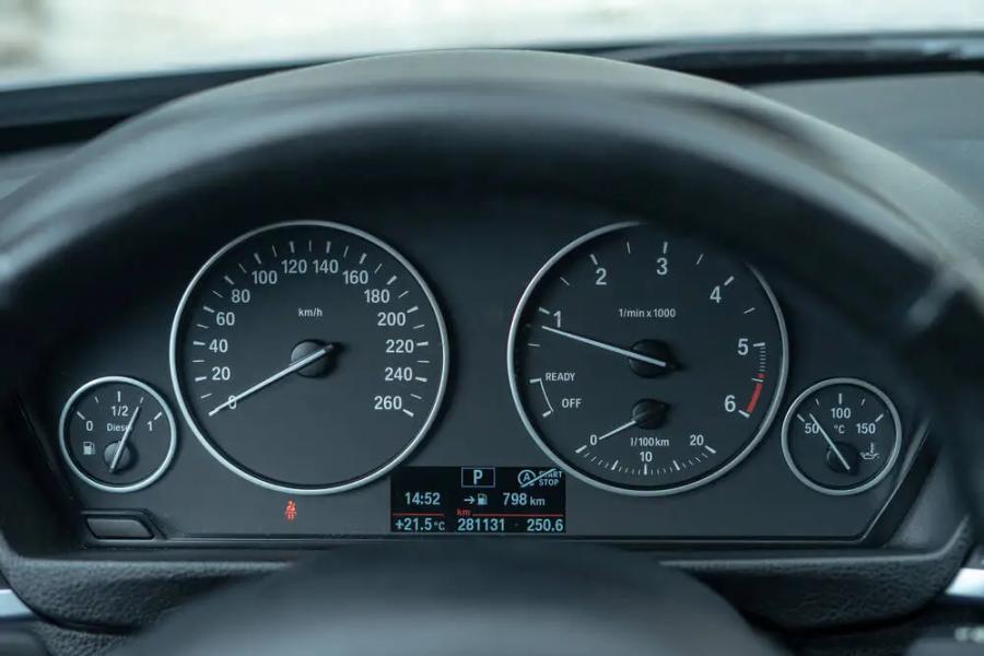 Grey BMW 318 2015 in Liepaja, with an engine capacity of 2.00 L and mileage of 281 thousand km for 9950 €, photo 15 on AUTOMOTO.COM.LV