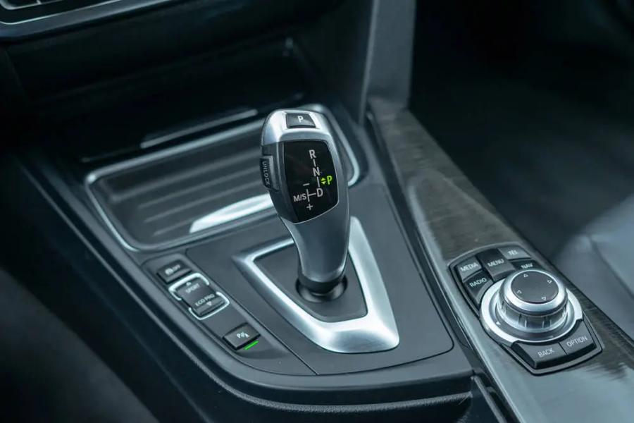 Grey BMW 318 2015 in Liepaja, with an engine capacity of 2.00 L and mileage of 281 thousand km for 9950 €, photo 17 on AUTOMOTO.COM.LV