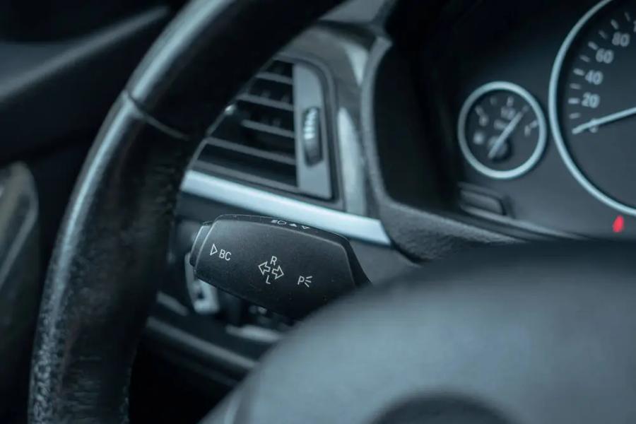 Grey BMW 318 2015 in Liepaja, with an engine capacity of 2.00 L and mileage of 281 thousand km for 9950 €, photo 20 on AUTOMOTO.COM.LV