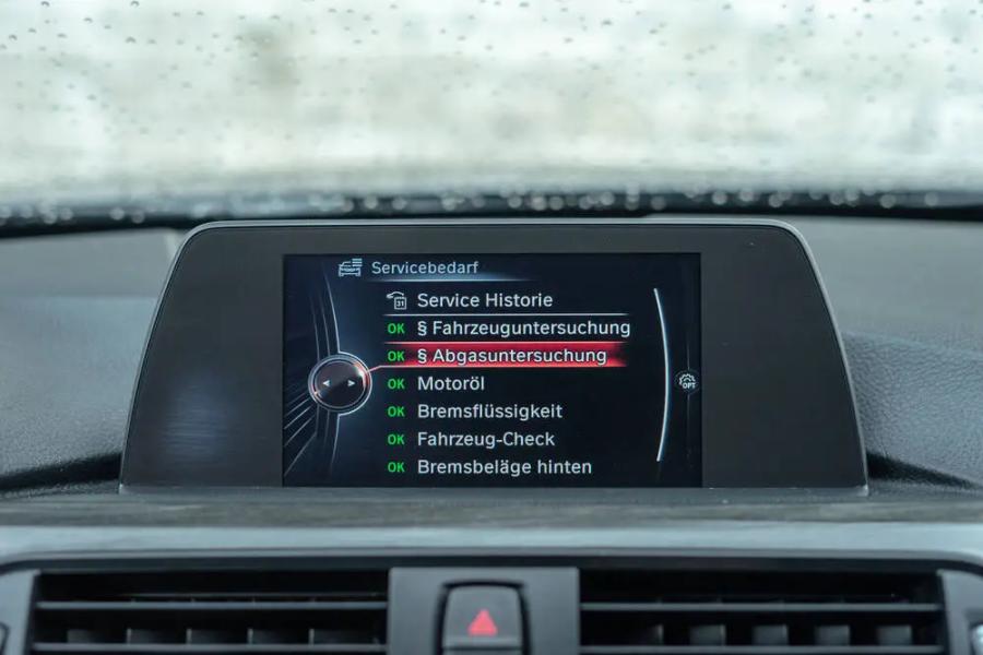 Grey BMW 318 2015 in Liepaja, with an engine capacity of 2.00 L and mileage of 281 thousand km for 9950 €, photo 28 on AUTOMOTO.COM.LV