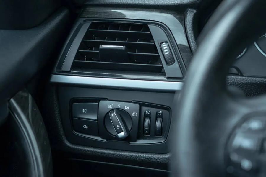 Grey BMW 318 2015 in Liepaja, with an engine capacity of 2.00 L and mileage of 281 thousand km for 9950 €, photo 31 on AUTOMOTO.COM.LV