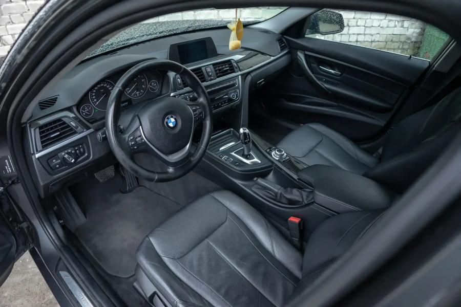 Grey BMW 318 2015 in Liepaja, with an engine capacity of 2.00 L and mileage of 281 thousand km for 9950 €, photo 6 on AUTOMOTO.COM.LV