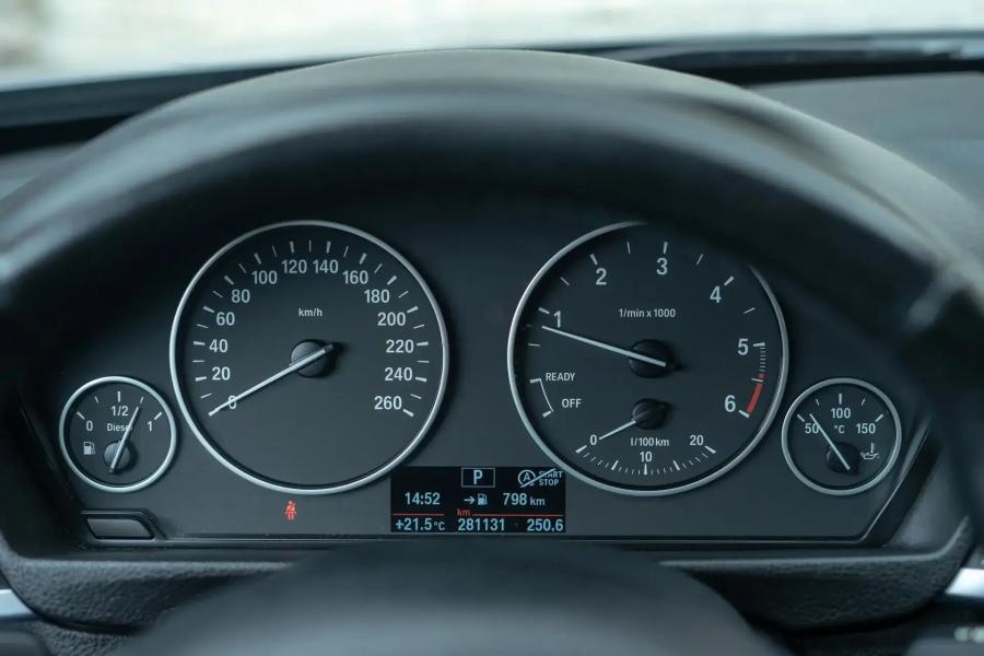 Grey BMW 318 2015 in Liepaja, with an engine capacity of 2.00 L and mileage of 281 thousand km for 9950 €, photo 8 on AUTOMOTO.COM.LV