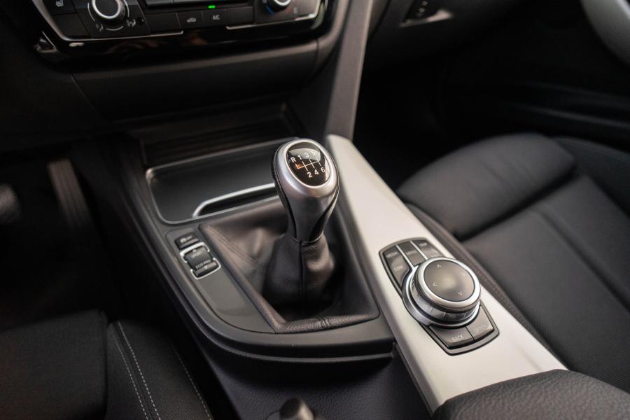 Pelēks BMW 318 2018 Rīga, ar dzinēja tilpumu 2.00 L un nobraukumu 278 tūkst. km par 10550 €, foto 24 vietnē AUTOMOTO.COM.LV